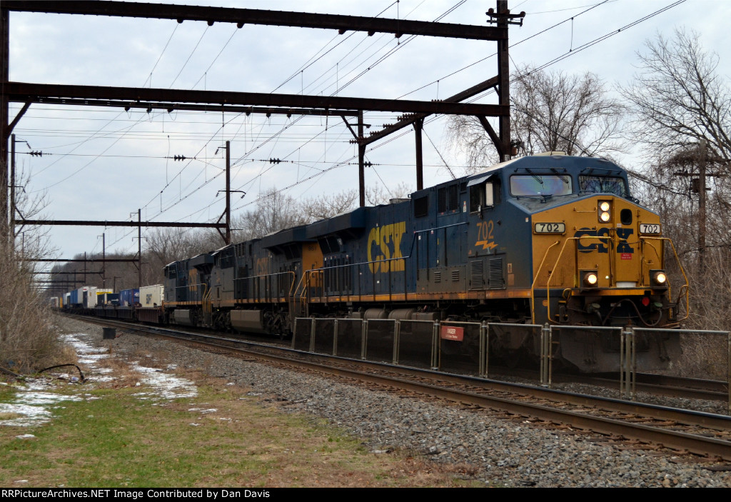 CSX ES44AH 702 leads Q034-31